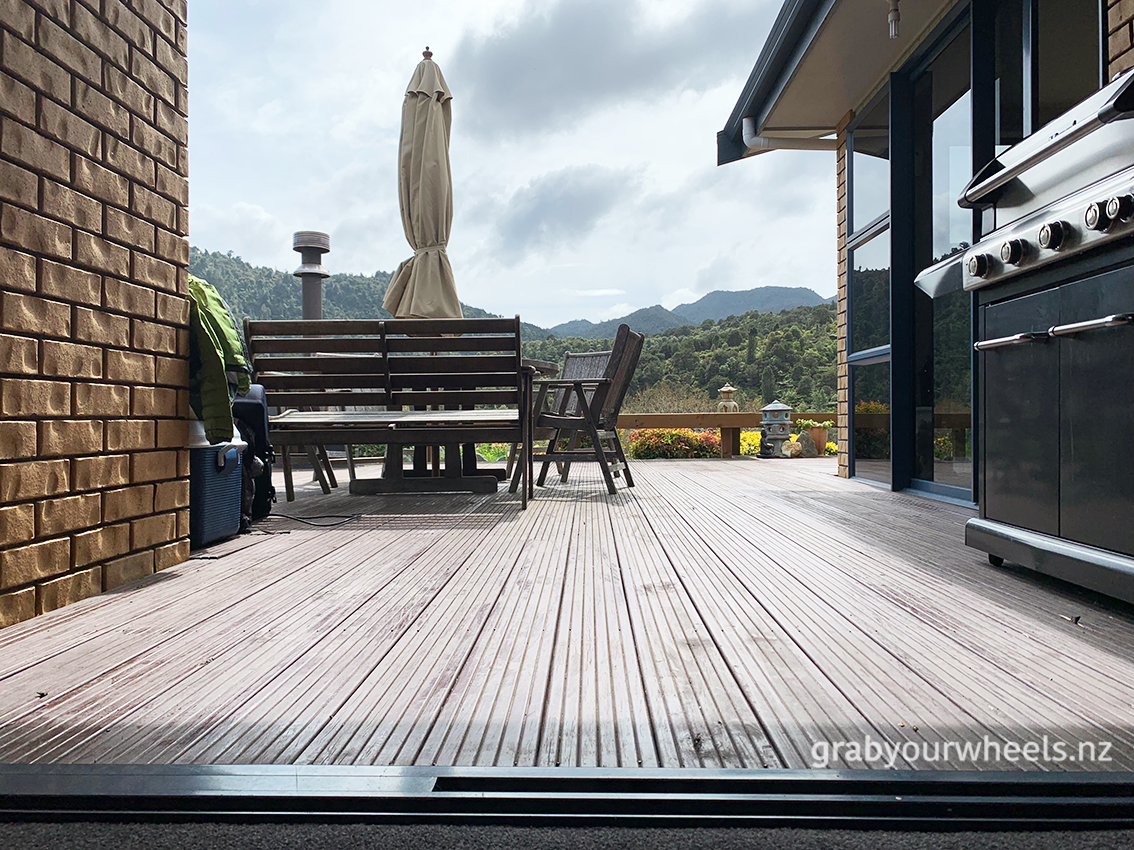 good-exit-shot-onto-deck – Grab your wheels, Let's travel